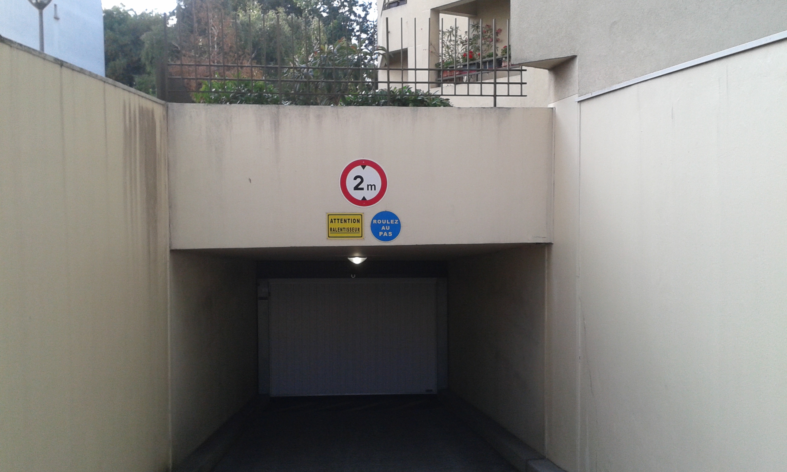 Caméras qui contrôlent les accès du parking - Charles Peter